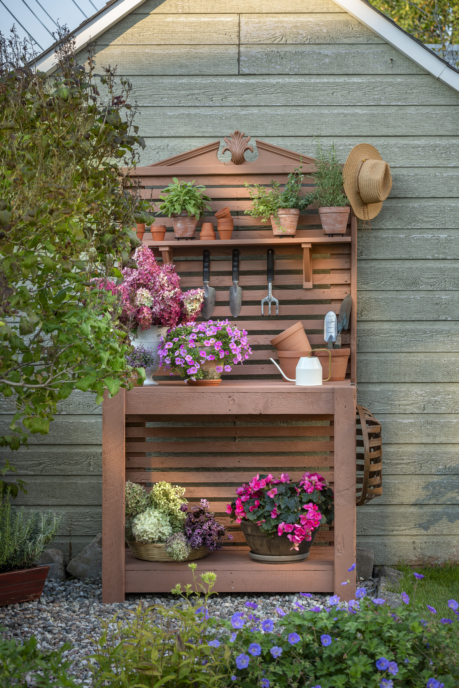 Pallet Wood Potting Bench Makeover with Iron Clay - Fusion™ Mineral Paint